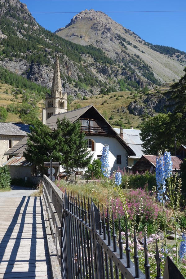 Névache et ses hameaux en été